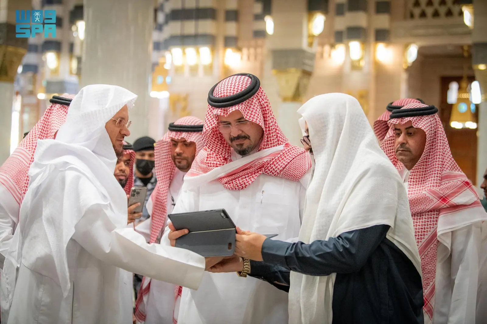 أمير المدينة المنورة يزور حلقات تحفيظ القرآن الكريم والمتون العلمية في ...