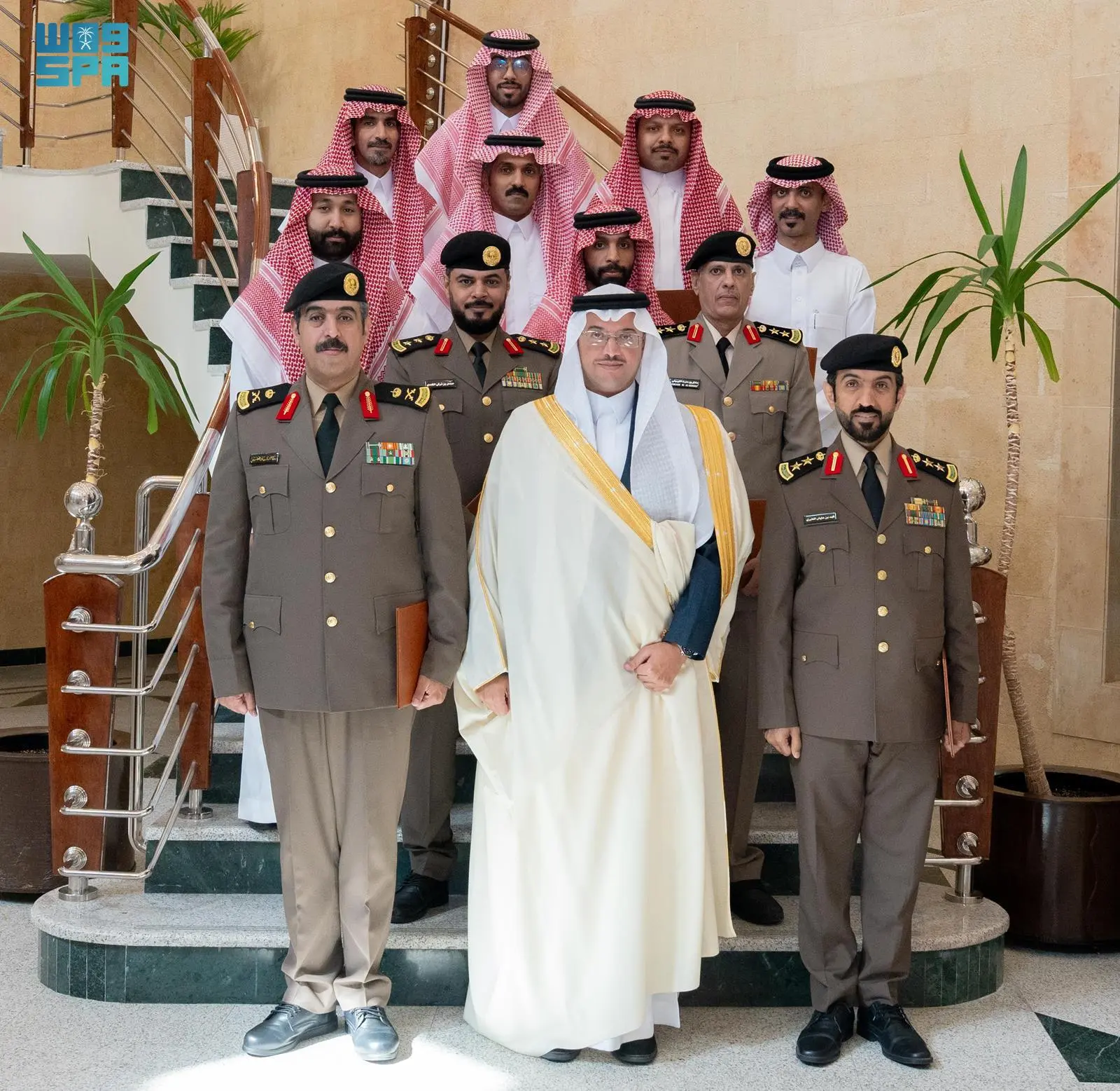 مُحافظ الأحساء يكرّم عددًا من ضباط وأفراد شرطة المحافظة تقديرًا ...